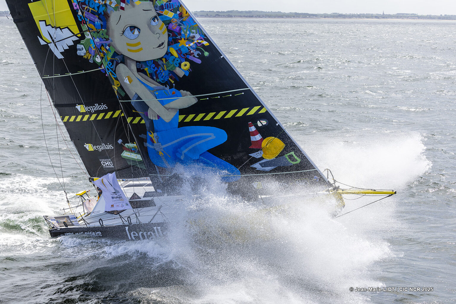 Une entame de course musclée et aux avant-postes pour le Class40 ...